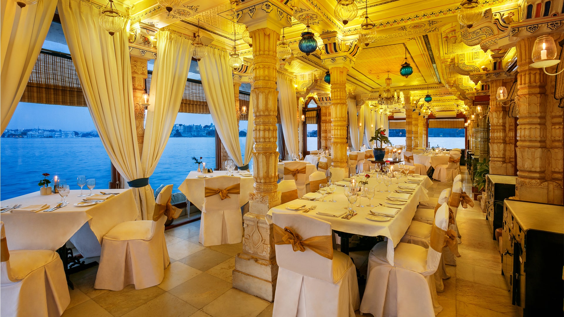 Drink & Dine at Jagmandir Island Palace