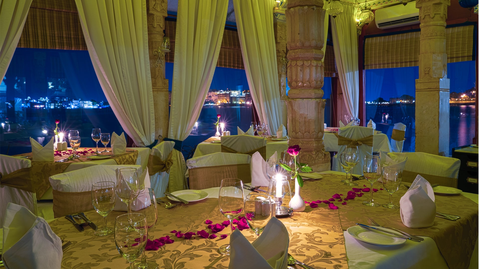 Drink & Dine at Jagmandir Island Palace